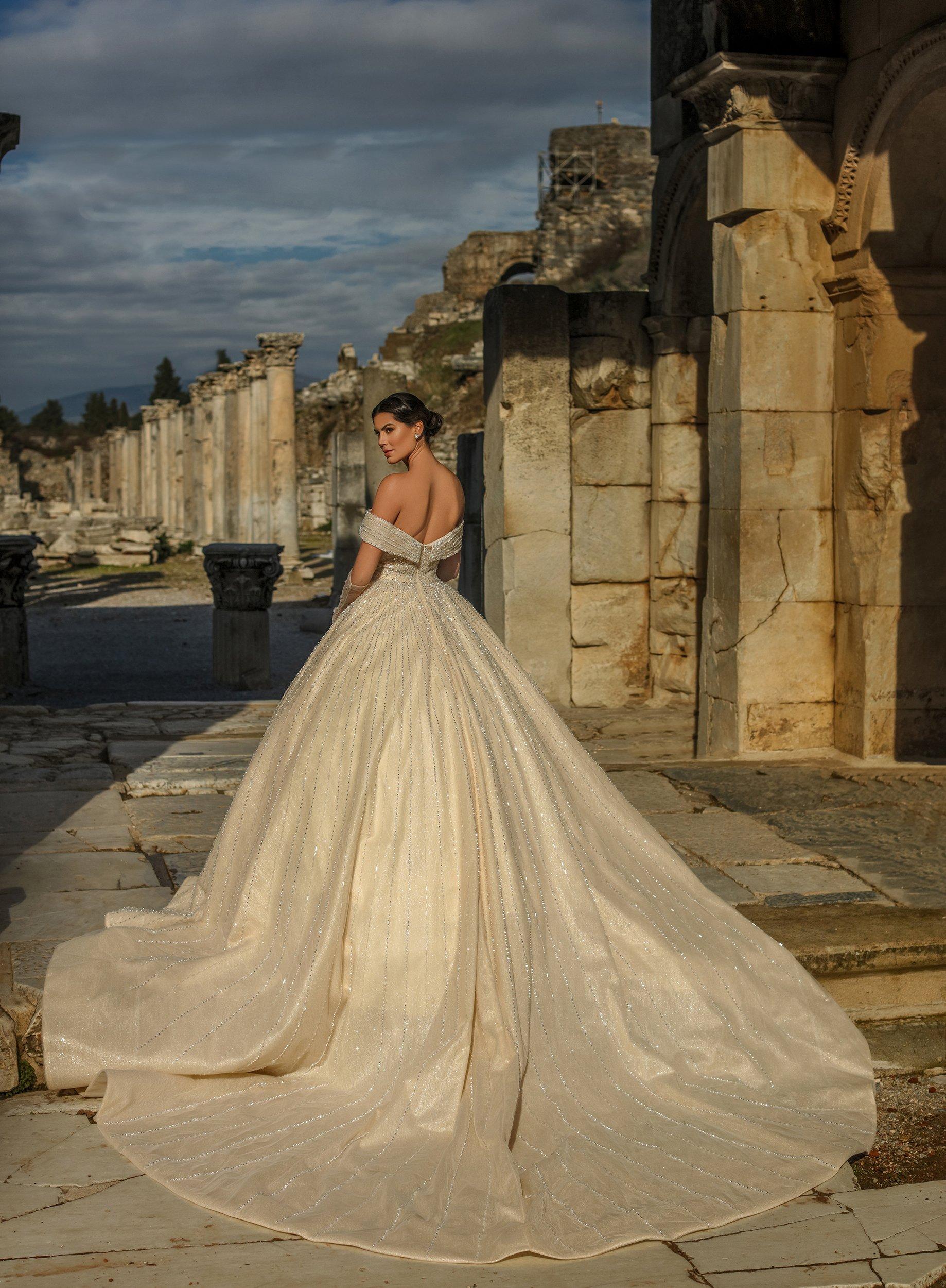 Tutto sull'abito da sposa con strascico