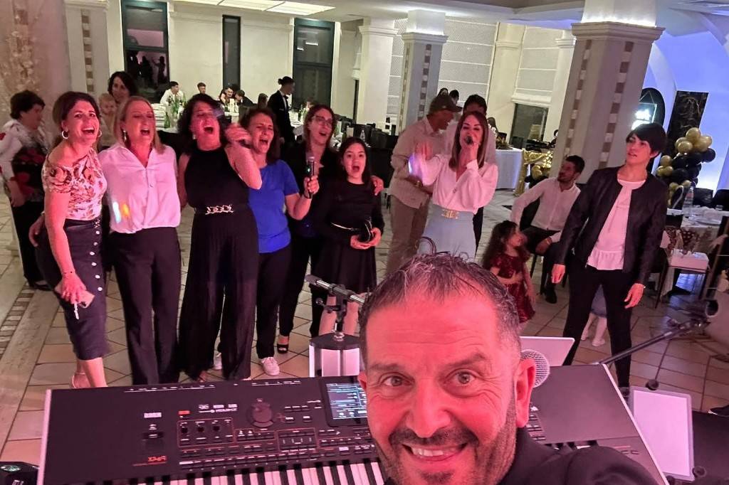 Mimmo Crolla Show Band - Consulta la disponibilità e i prezzi