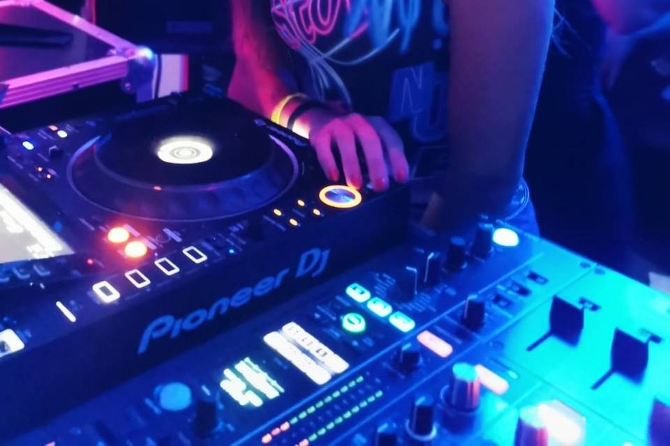 DJ Nika - Consulta la disponibilità e i prezzi